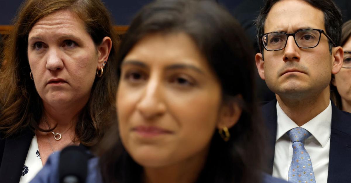 Chief Justice Roberts temporarily allows Trump fire FTC commissioner | Just The News